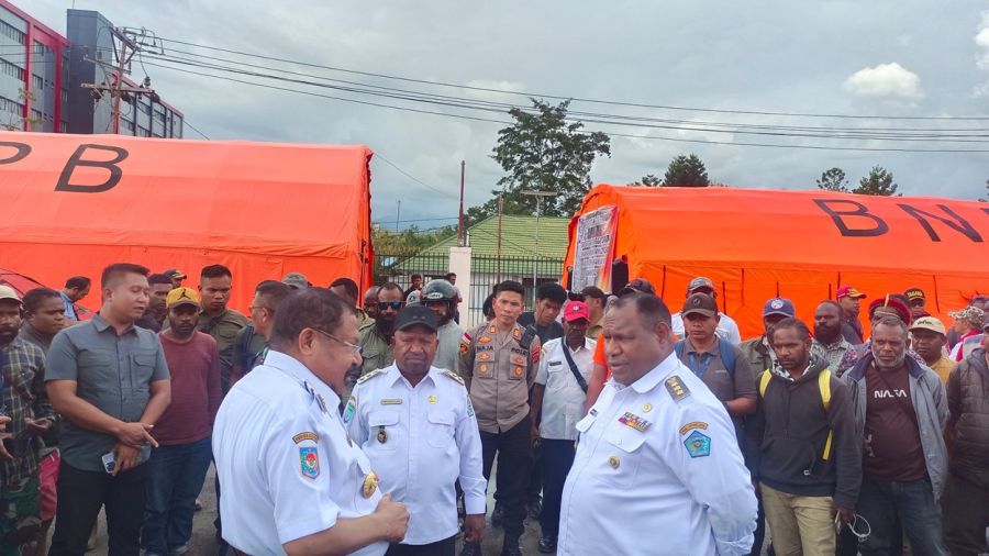Pemprov Papua Pegunungan memberikan 100 ton bantuan kepada korban banjir dan longsor | Website ...